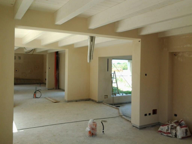 Intonaco interno a base di calce.